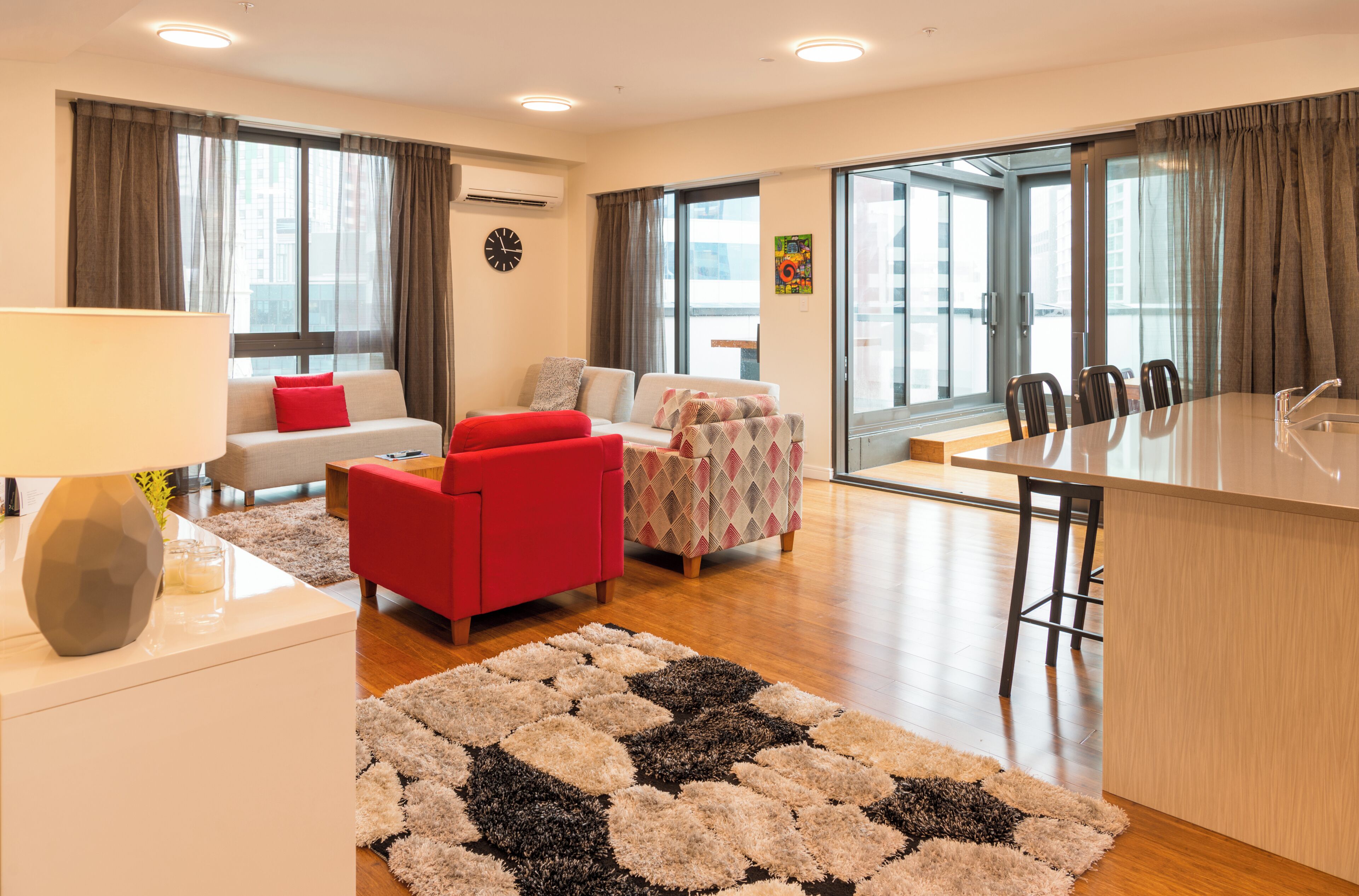 Apartamento, 3 quartos, sacada, vista para o porto | Área de estar | TV 40 polegadas com canais digitais, Netflix, serviços de streaming