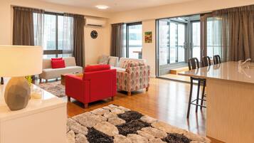 Apartamento, 3 quartos, sacada, vista para o porto | Área de estar | TV 40 polegadas com canais digitais, Netflix, serviços de streaming