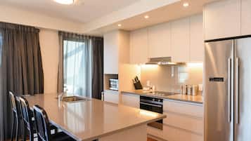 Apartamento, 3 quartos, sacada, vista para o porto | Cozinha privada | Micro-ondas, fogão, cooktop, lava-louças
