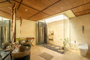Vila, 3 quartos, piscina particular, vista para o oceano | Banheiro | Banheira e chuveiro separados, banheira de imersão