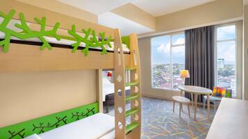 Quarto família, várias camas | Roupas de cama premium, frigobar, cofres nos quartos, escrivaninha