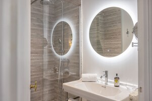 Secador de cabelo, toalhas de banho, sabonete, shampoo