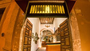 Entrada de hotel com uma placa indicando 'Hotel Mesón de Remedios'.