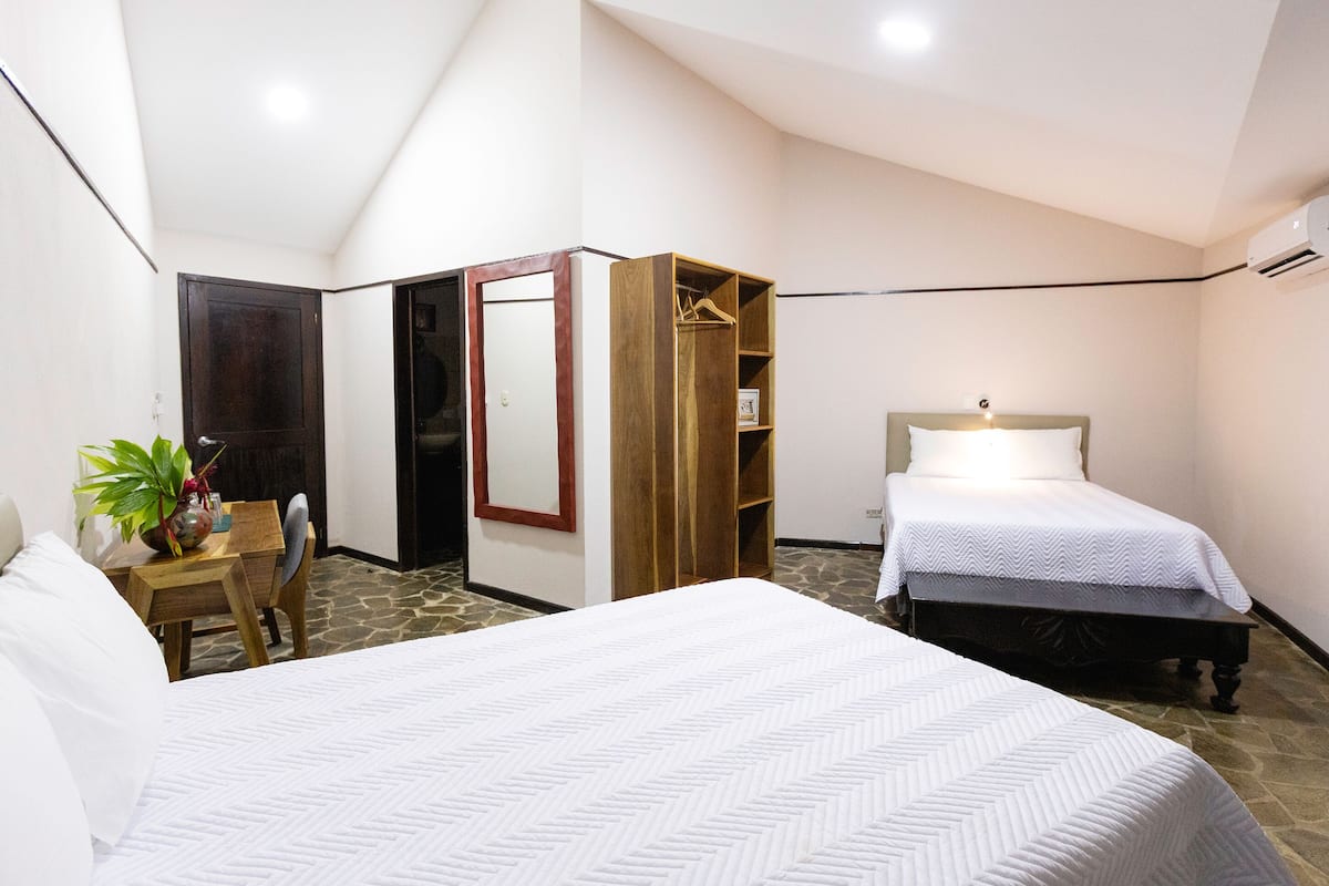 Roupas de cama premium, edredons de pluma, cofres nos quartos