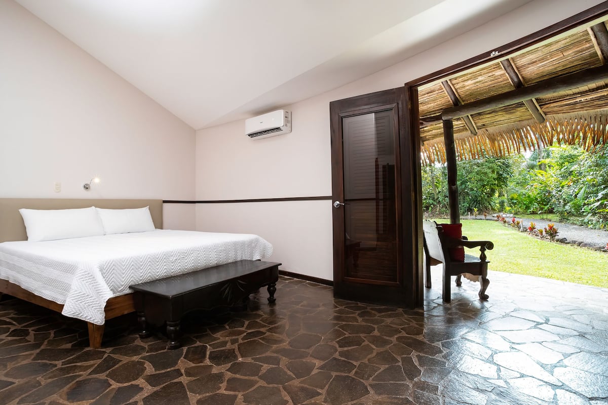 Quarto casal standard, 1 cama King | Roupas de cama premium, edredons de pluma, cofres nos quartos