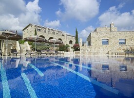 Piscina exterior sazonal, guarda-sóis, espreguiçadeiras 