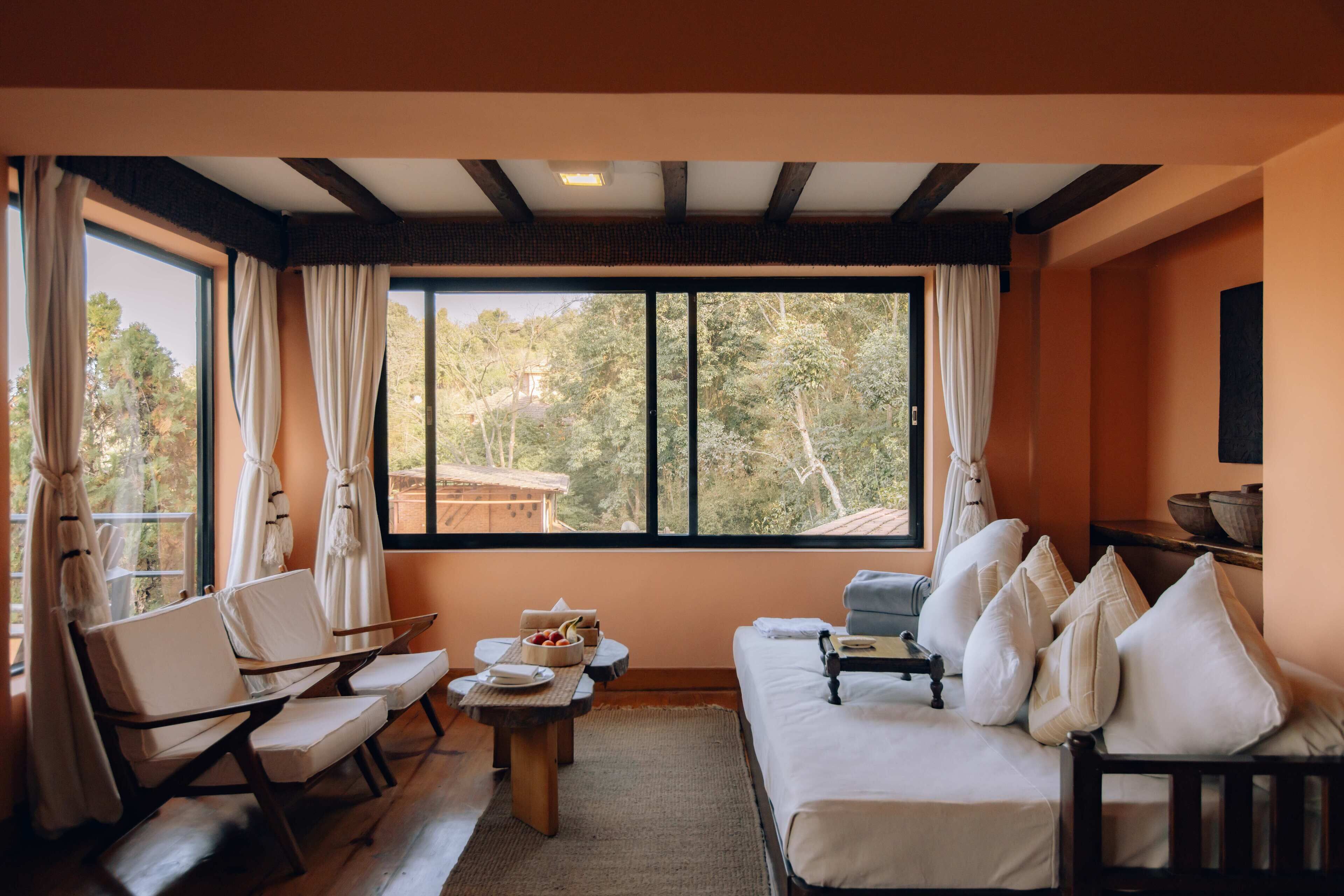 Minibar, cofre no quarto, com mobília individualizada, secretária 