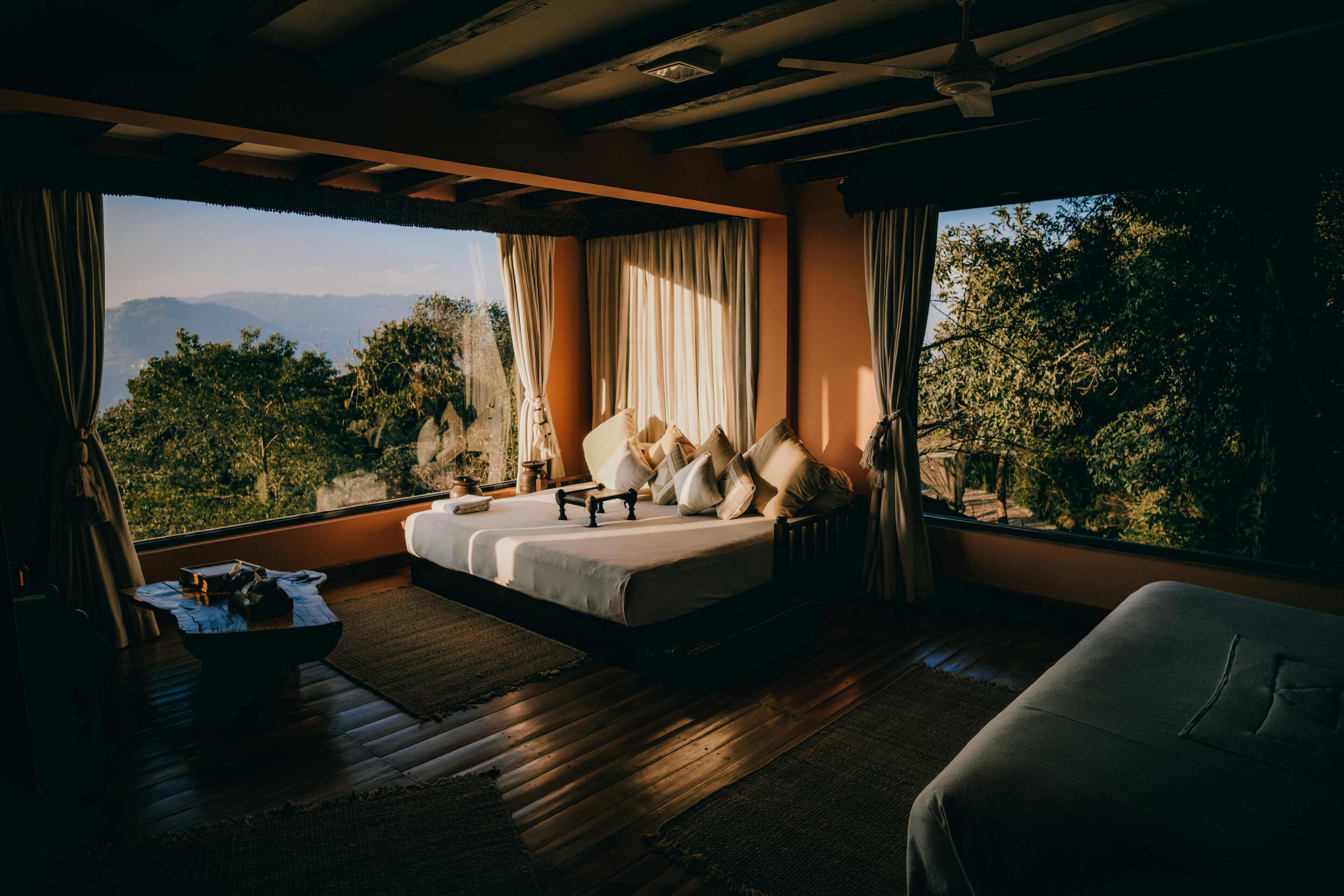 Minibar, cofre no quarto, com mobília individualizada, secretária 