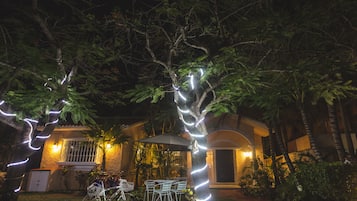 Fachada do alojamento (tarde/noite)