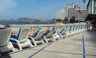 Terraço com espreguiçadeiras