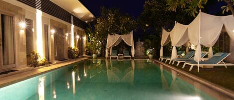 Piscina interior, piscina exterior, guarda-sóis, espreguiçadeiras