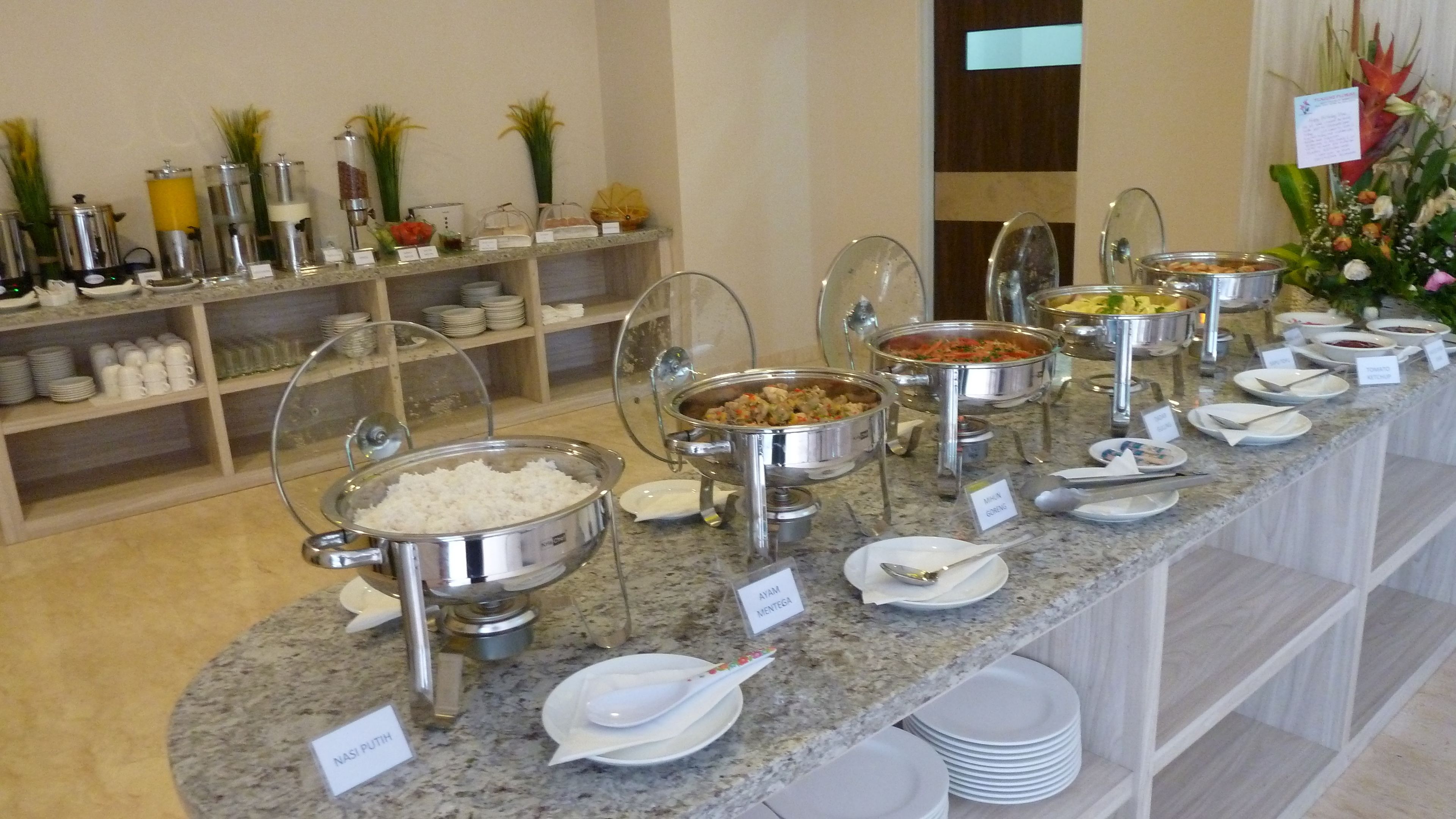 Pequeno-almoço tipo buffet diário (8 USD por pessoa) 