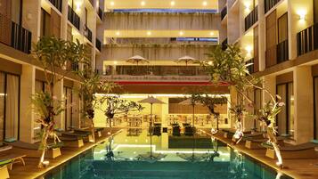 Piscina exterior, da(s) 7:00 à(s) 19:00, espreguiçadeiras