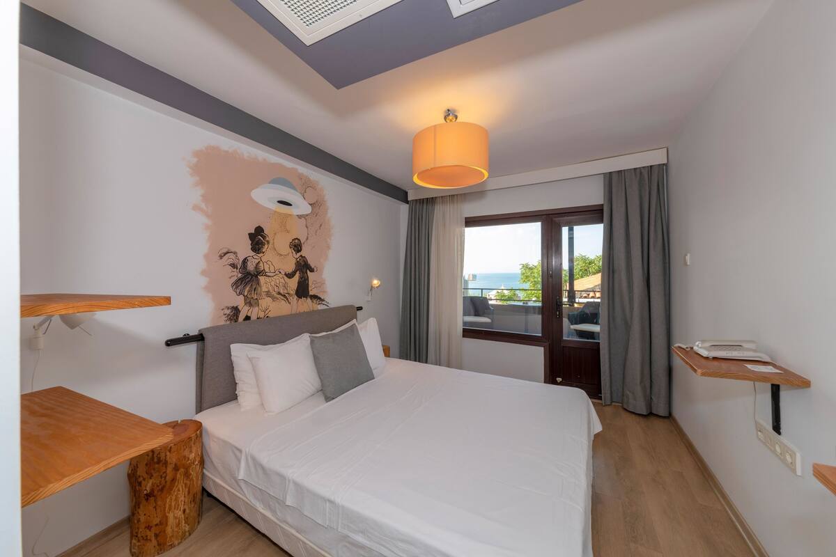 Quarto Duplo, vista para o mar | Roupa de alta qualidade, cofre com capacidade para portátil 