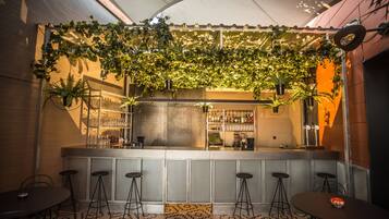 Este bar no terraço do hotel, com espaço para refeições ao ar livre
