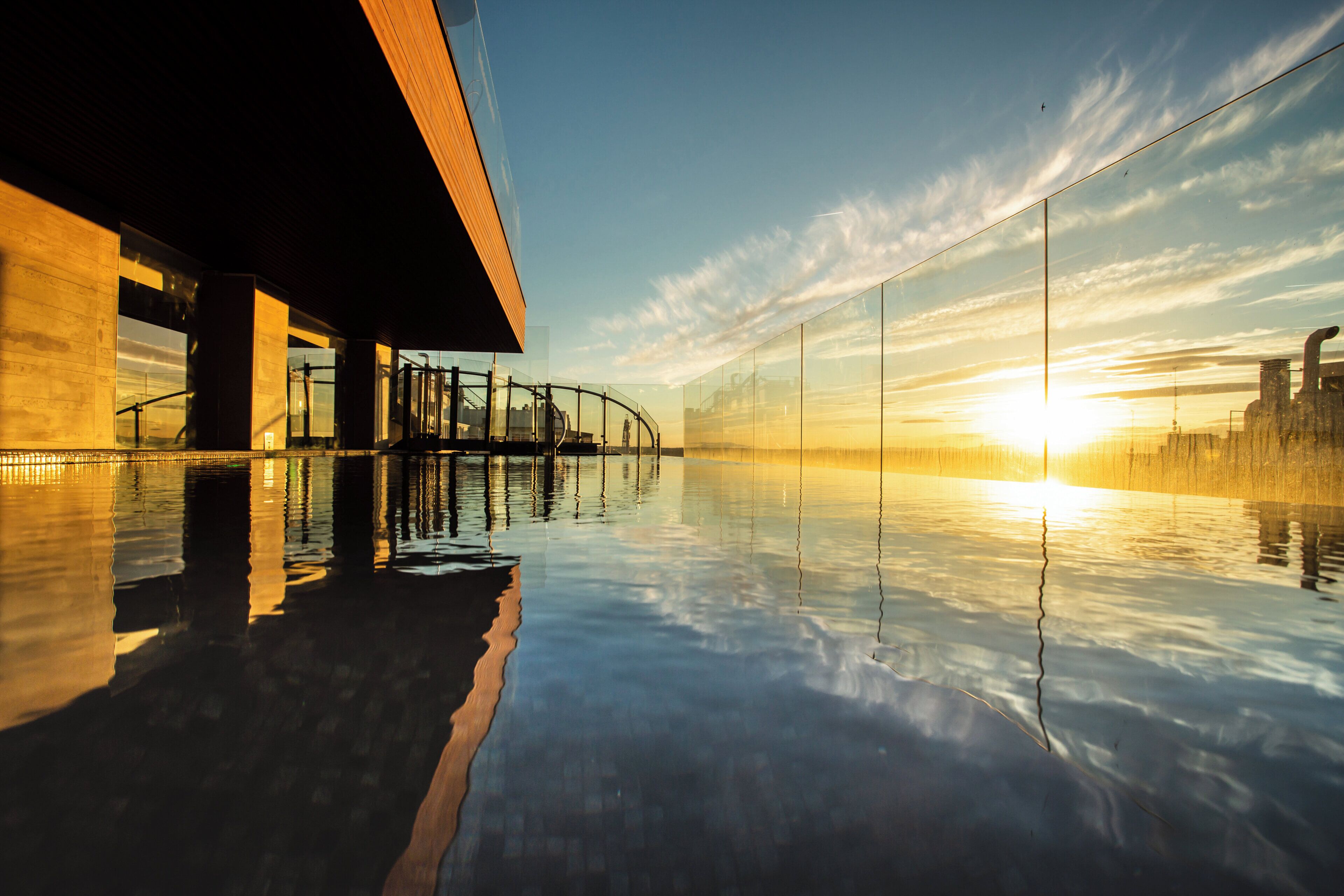 Piscina externa sazonal, funciona das 10h30 às 19h, espreguiçadeiras