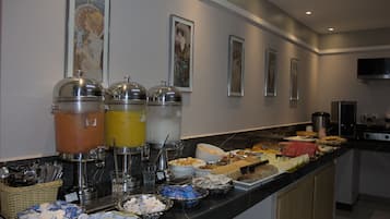 Café da manhã com buffet grátis todos os dias