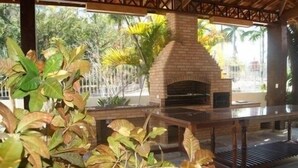 Área para churrascos e piqueniques