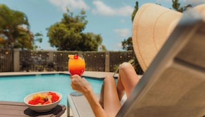 Piscina externa, funciona das 9h às 22h, espreguiçadeiras