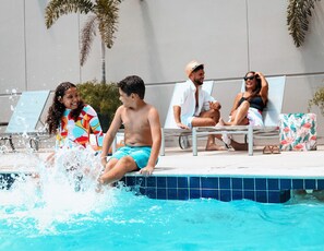 Piscina externa, funciona das 9h às 22h, espreguiçadeiras