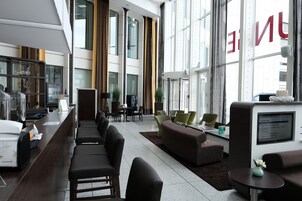 Este bar no lobby do hotel