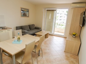 Apartamento, 1 quarto, varanda (4 Adults) | Sala de estar | TV de ecrã plano 