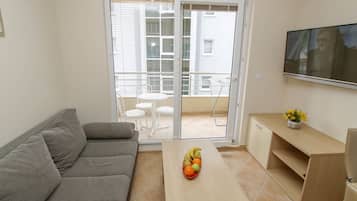 Apartamento, 1 quarto, varanda (2 Adults + 2 Children) | Sala de estar | TV de ecrã plano
