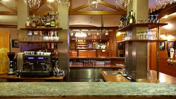 Este bar no lobby do hotel
