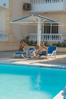 Piscina externa, espreguiçadeiras