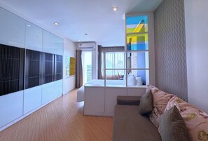 Super Deluxe Room with City View | Cofre no quarto, secretária, cortinas/cortinados opacos