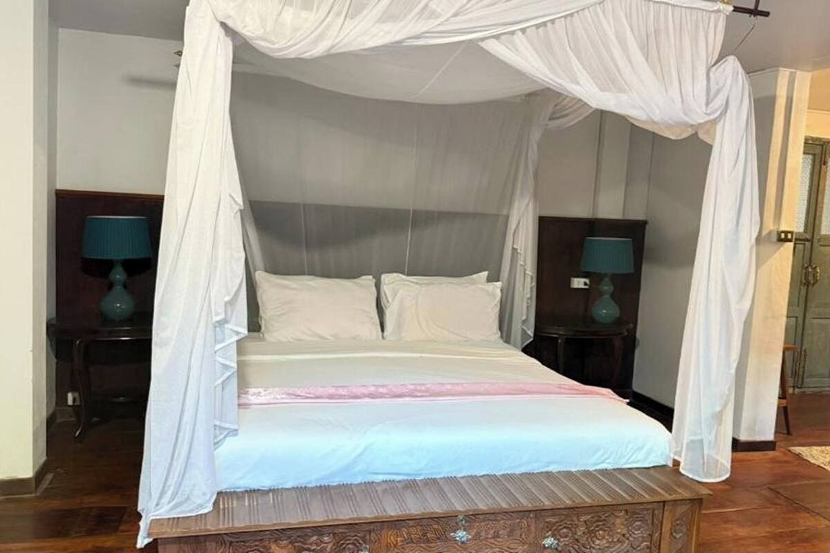 Roupa de alta qualidade, minibar, cofre no quarto, secretária 