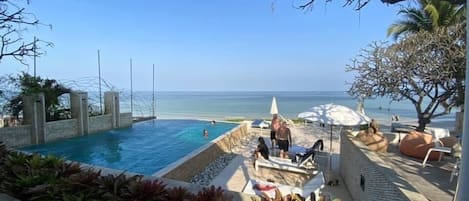 Vista para praia/oceano