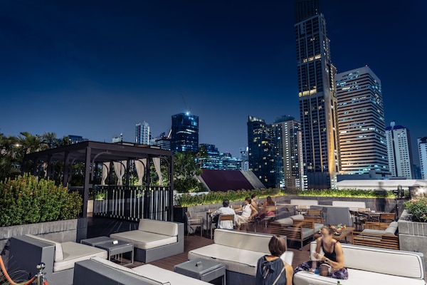 Pequenos-almoços, almoços, jantares servidos, com vista para o jardim