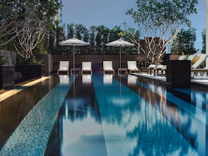 Piscina externa, funciona das 6h às 22h, guarda-sóis, espreguiçadeiras