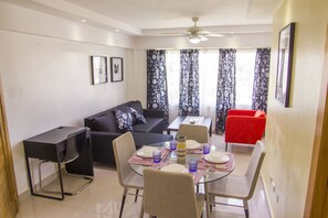 Apartamento Comfort, 1 cama queen-size, não fumadores | Sala de estar | Smart TV de 42 polegadas com canais digitais, televisor 