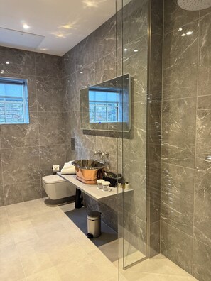 Quarto Duplo Exclusivo | Casa de banho | Um polibã e uma banheira separados, um chuveiro fixo 