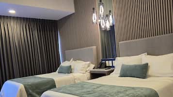 Quarto Duplo Deluxe | Cofre no quarto, secretária