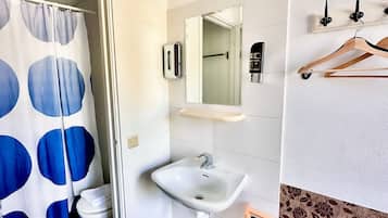 Quarto duplo básico | Banheiro | Chuveiro, secador de cabelo, toalhas de banho, sabonete