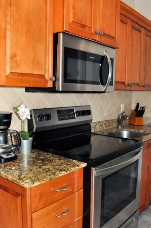 Condo, 1 quarto | Cozinha privada | Geladeira grande, micro-ondas, fogão, cooktop
