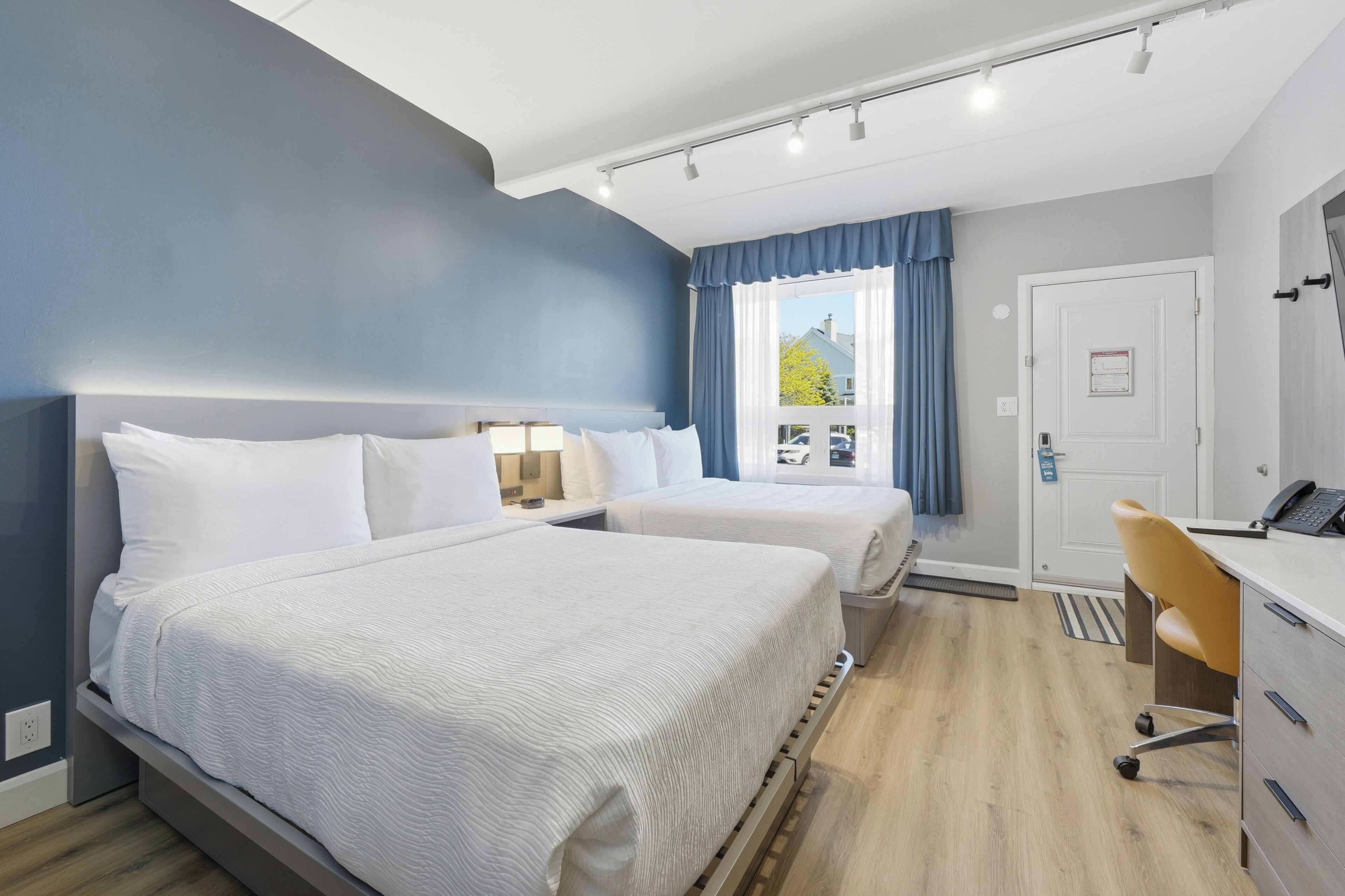 Quarto Standard, 2 camas de casal, vista para o porto, no rés do chão | Secretária, Wi-fi grátis, roupa de cama fornecida 