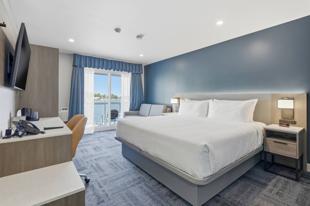Quarto Standard, 1 cama king-size, varanda, vista para o porto (Third Floor) | Secretária, Wi-fi grátis, roupa de cama fornecida 