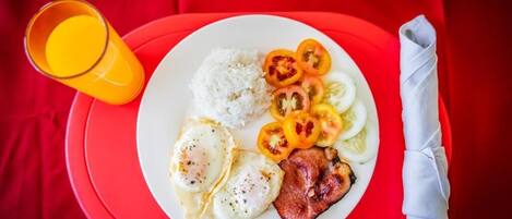 Pequeno-almoço continental mediante uma taxa