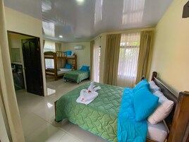 Superior Room, Multiple Beds | Cortinas/cortinados opacos, Wi-fi grátis, roupa de cama fornecida 