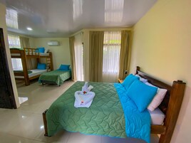 Superior Room, Multiple Beds | Cortinas blackout, Wi-Fi de cortesia, roupa de cama