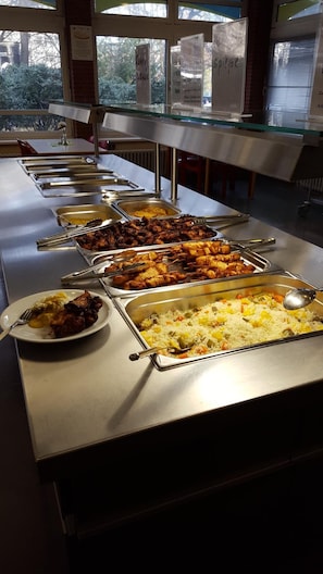 Pequenos-almoços, almoços e jantares servidos 