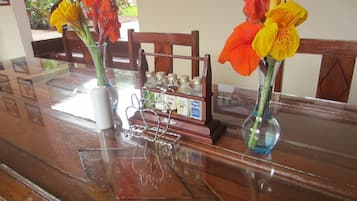 Pequeno-almoço (5 USD por pessoa)