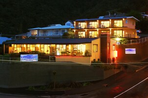 Fachada do alojamento (tarde/noite)