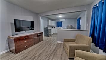 Apartamento em Condomínio Fechado, 1 quarto, vista para a piscina | Sala de estar | Televisor