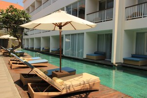Quarto Deluxe, acesso à piscina | Vista do quarto