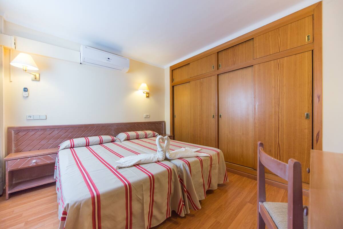 Cofre no quarto, secretária 